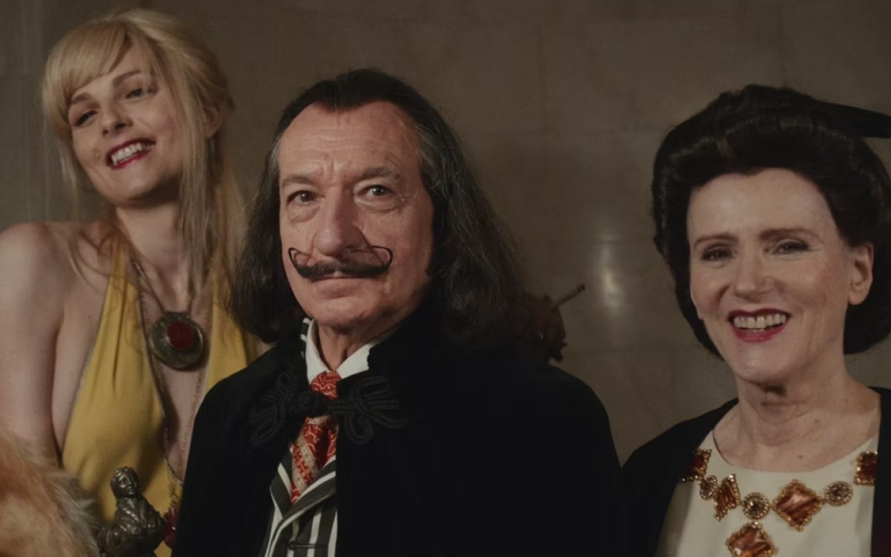 Depois de polêmicas, Ezra Miller aparece como Salvador Dalí - Tangerina