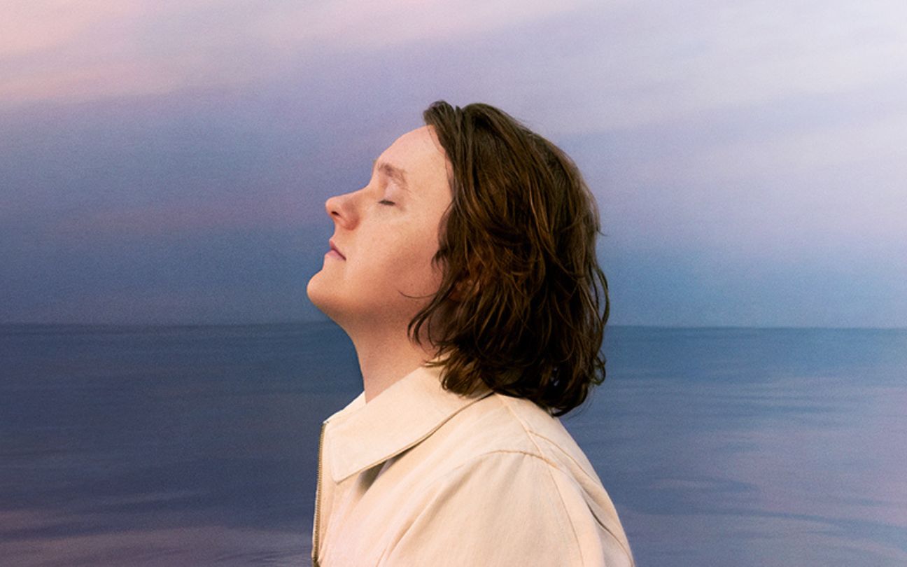 Lewis Capaldi retorna com sofrência Forget Me, após pausa - Tangerina