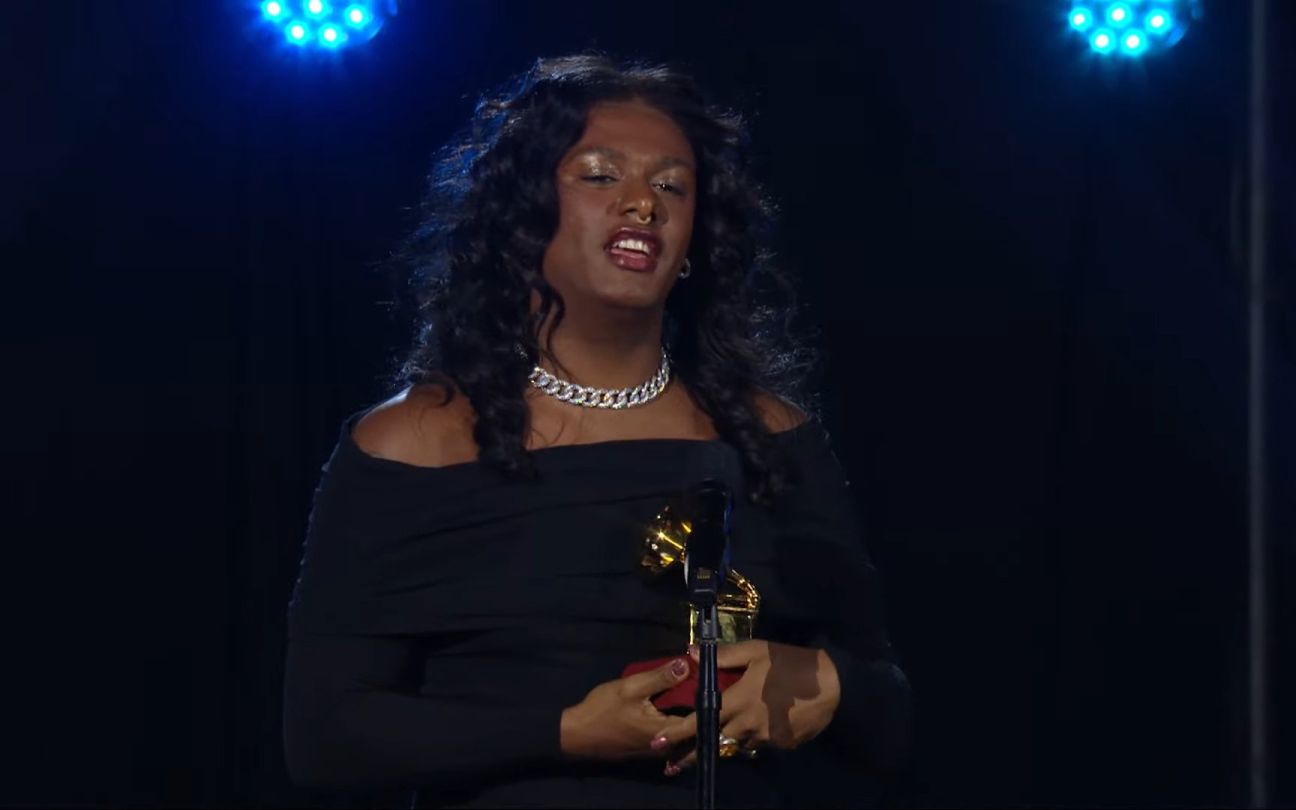 Liniker faz história como a primeira artista trans a vencer um Grammy ...