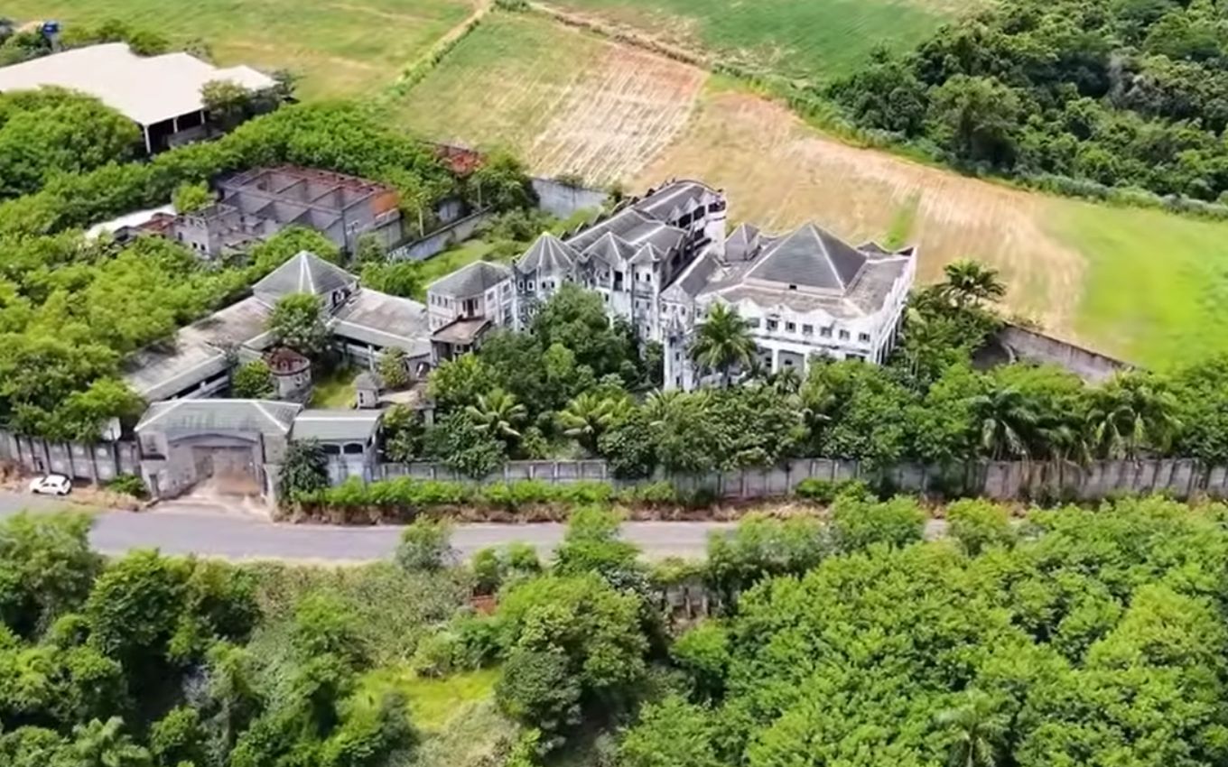 Abandonado, castelo de José Rico com 100 quartos em SP pode virar museu